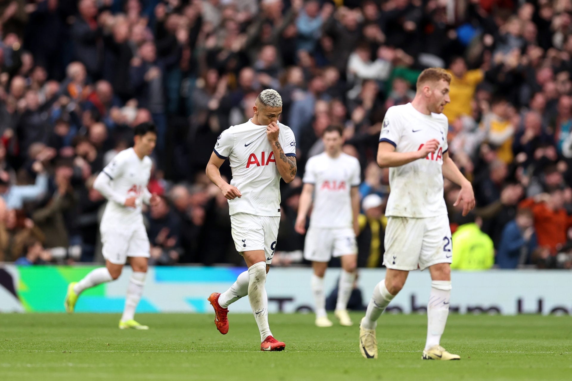 Pundit spotted Tottenham do something 'bizarre' during 2-1 defeat ...