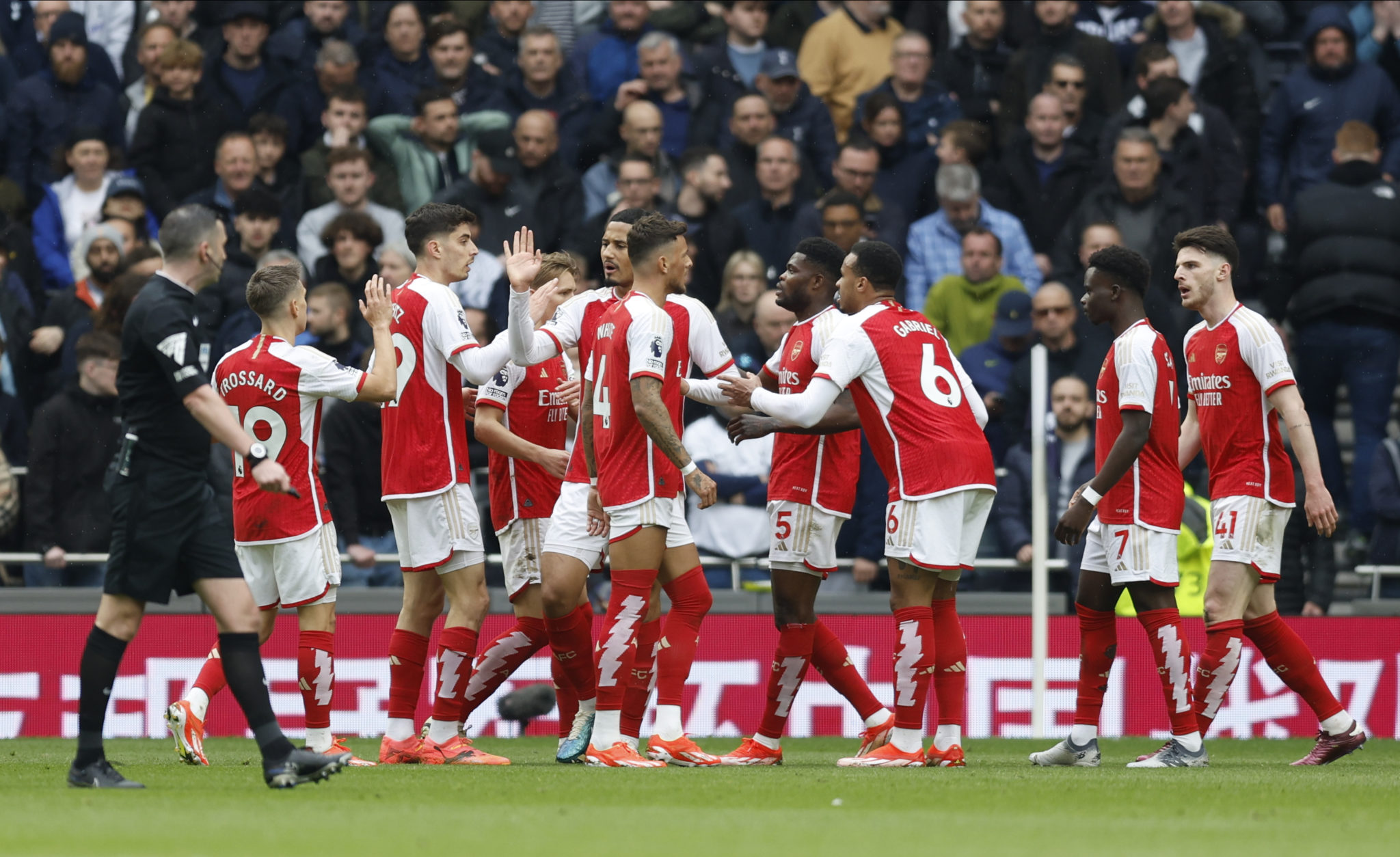 Lukas Podolski posts instant reaction after seeing Arsenal beat ...
