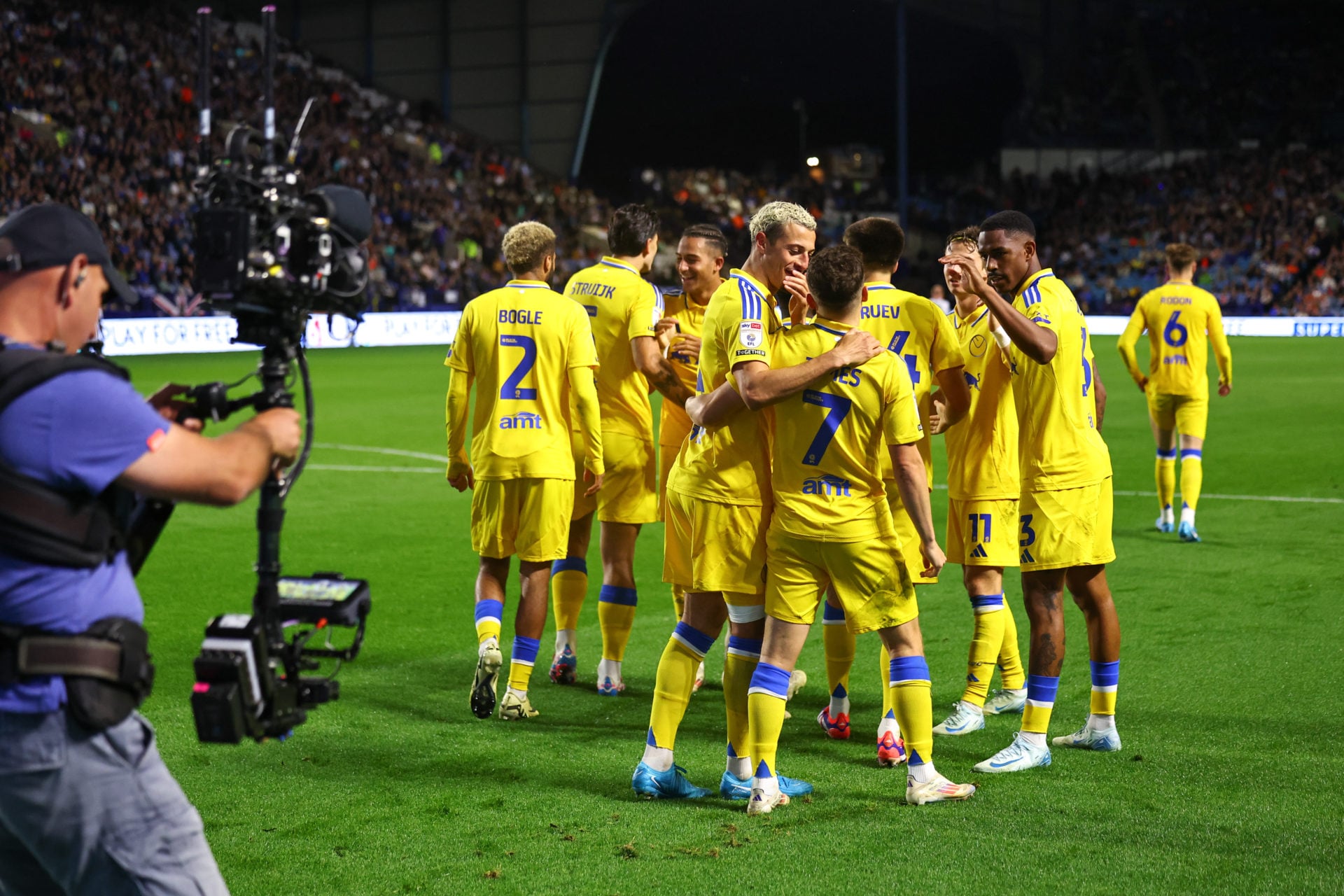 'Exceptional' forward changes agent as Leeds United and Wolves show ...