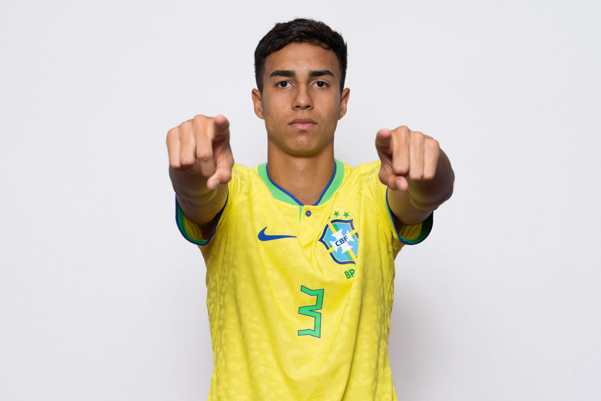 Vitor Reis names the Man City defender he has to 'listen to' and jokes ...